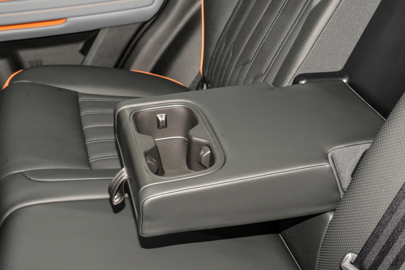 【北京越野BJ40增程152km 标准版后排(第二排)中央扶手图片-汽车图片大全】-易车