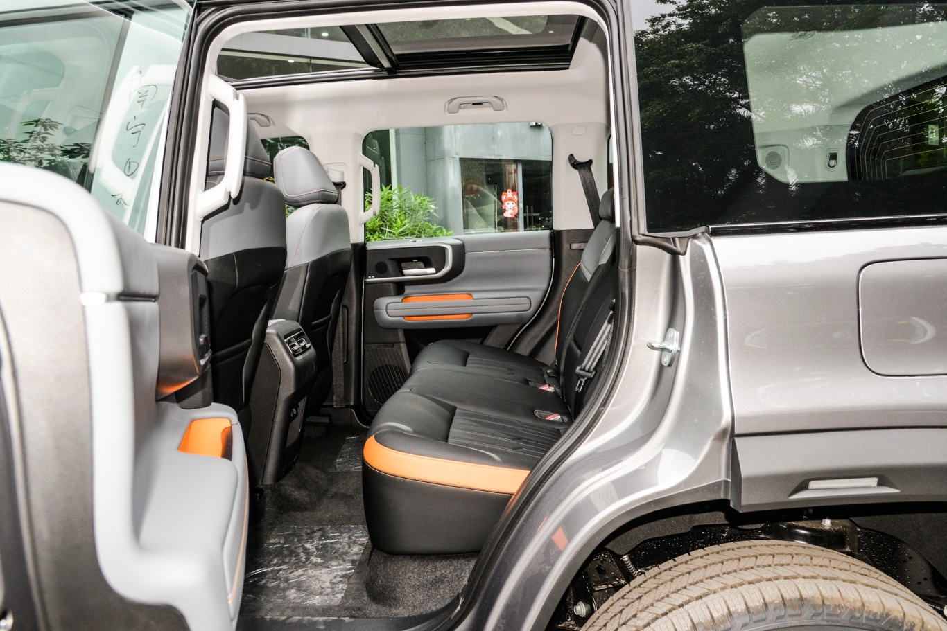 【北京越野BJ40增程152km 标准版后排空间图片-汽车图片大全】-易车