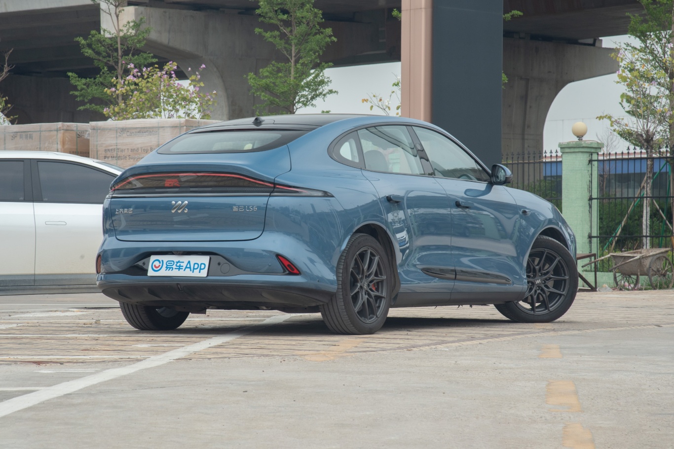 【智己LS6剧院版 750km 四驱超强性能灵蜥智享版侧后45度车头向右水平图片-汽车图片大全】-易车