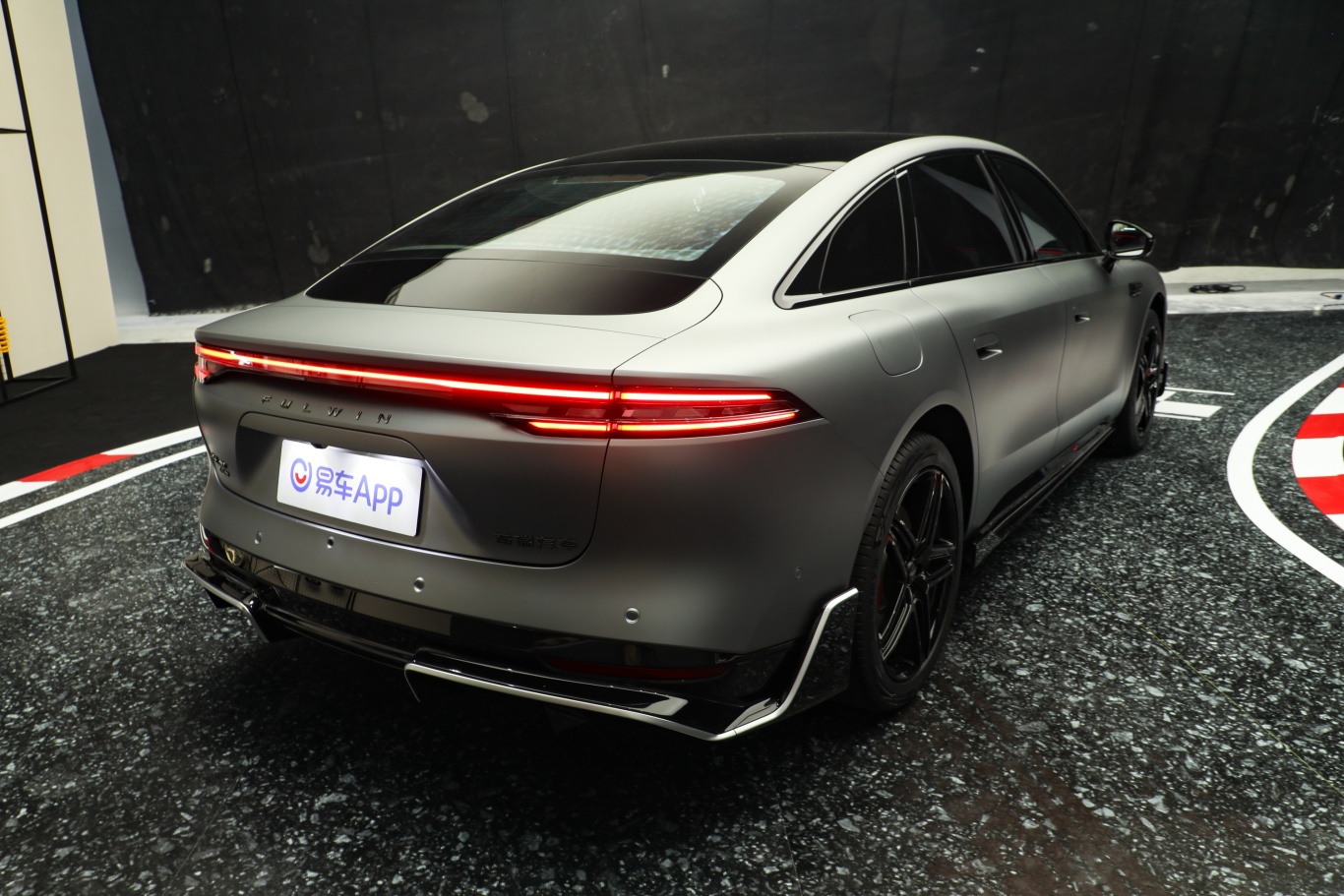 【风云A9L1.5T 200km 四驱高能巅峰版侧后45度车头向右水平图片-汽车图片大全】-易车