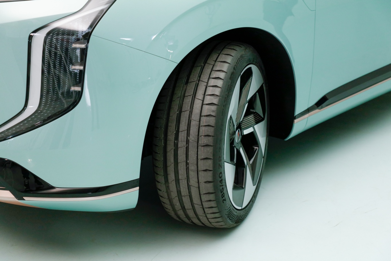 【红旗HS9 PHEV标准版轮胎花纹图片-汽车图片大全】-易车