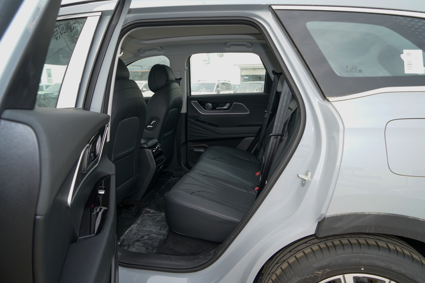 【风云T91.5T 120km 前驱长续航版尊荣型 磷酸铁锂 5座后排空间图片-汽车图片大全】-易车