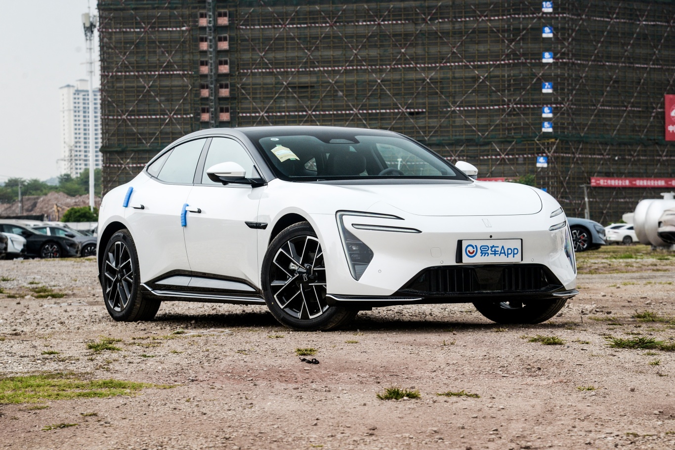【阿维塔06纯电版 650km 后驱Pro侧前45度车头向右水平图片-汽车图片大全】-易车