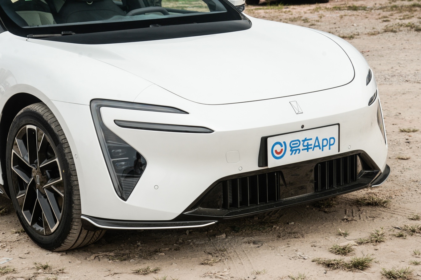 【阿维塔06纯电版 650km 后驱Pro前格栅侧俯拍图片-汽车图片大全】-易车