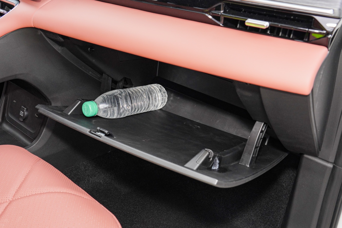 【银河L6EM-i 1.5L 60km 探索版副驾驶位图片-汽车图片大全】-易车