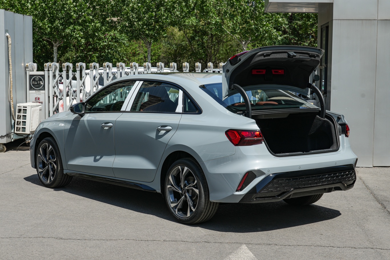 【奥迪A3改款 A3L Limousine 35TFSI 飞驰尊享型后备厢开启45度侧拍图片-汽车图片大全】-易车