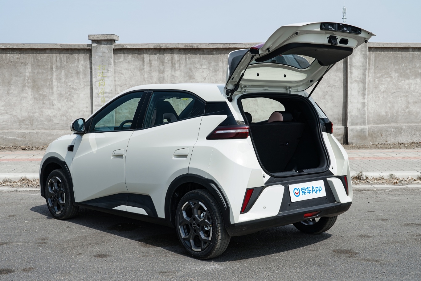 【海鸥智驾版 405km 飞翔版后备厢开启45度侧拍图片-汽车图片大全】-易车