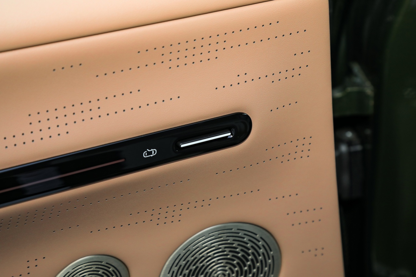 【阿维塔07纯电版 650km 后驱Max探索版后排功能图片-汽车图片大全】-易车