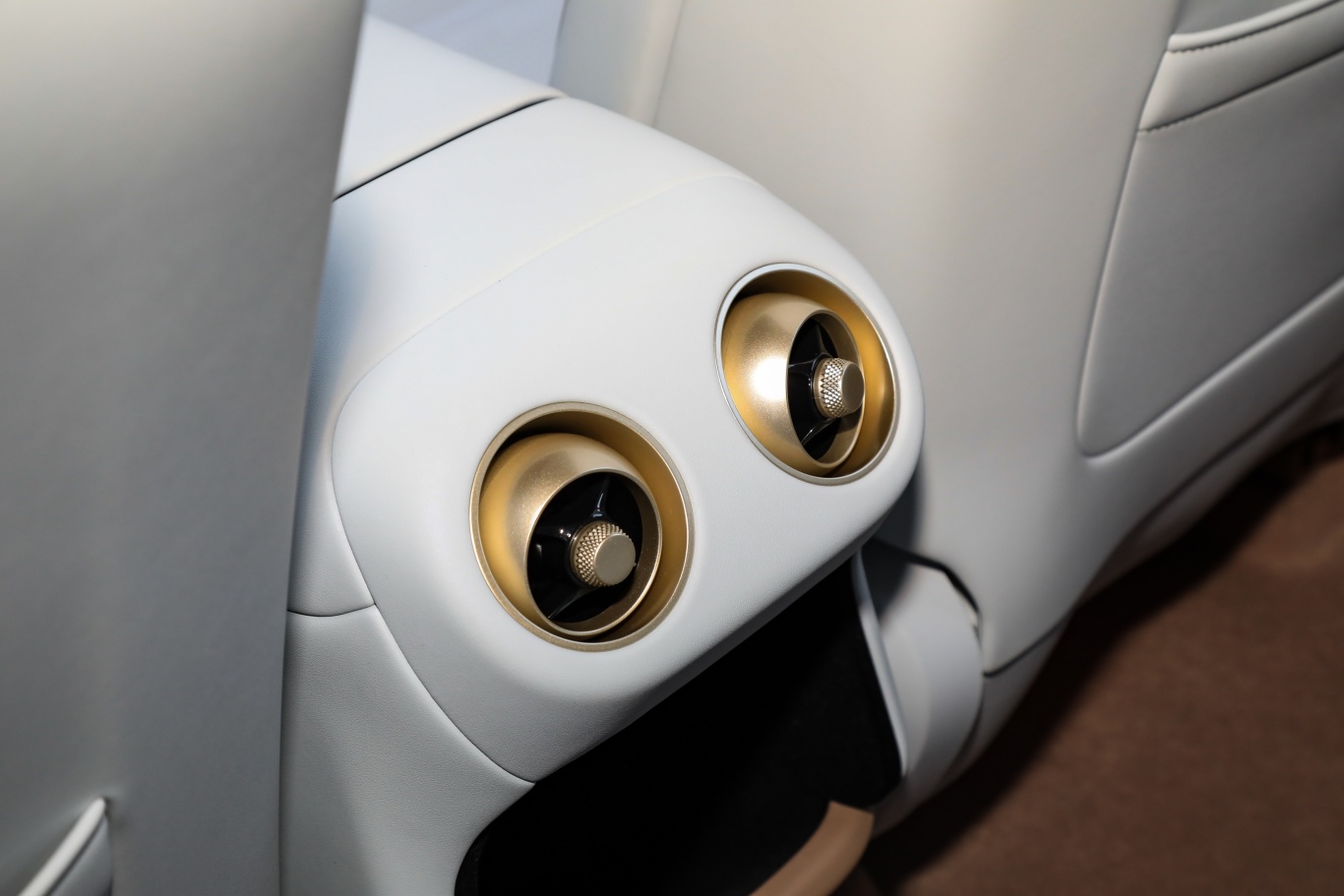 【阿维塔07纯电版 650km 后驱Max探索版后排(第二排)出风口图片-汽车图片大全】-易车