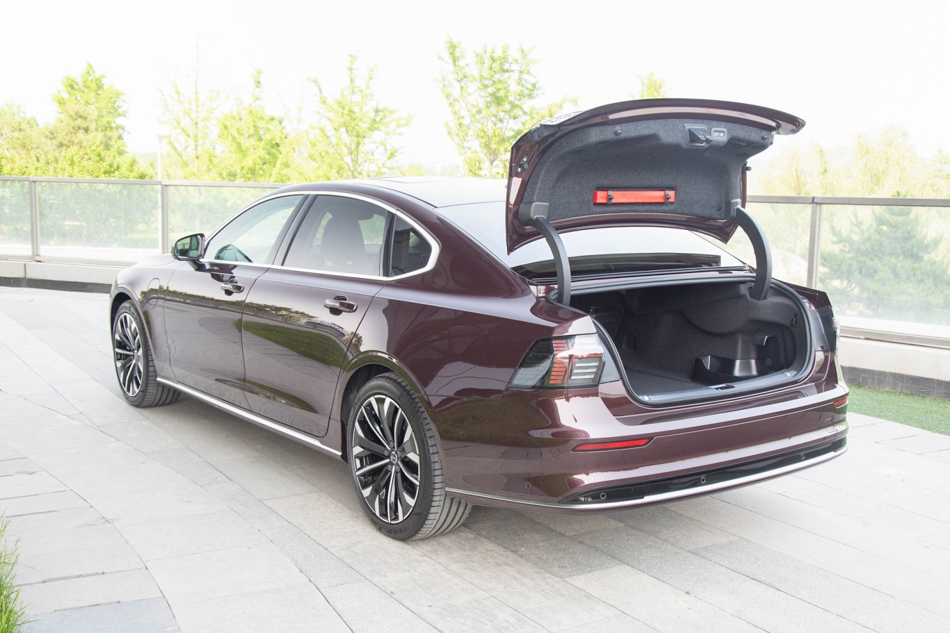 【沃尔沃S90 插电混动2.0T 80km 长续航智雅豪华版后备厢开启45度侧拍图片-汽车图片大全】-易车