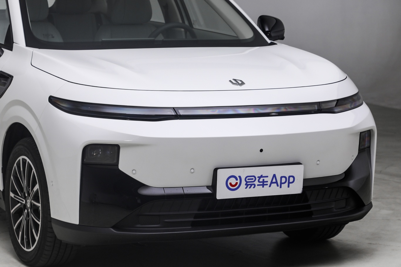 【零跑B10600km 悦享版前格栅侧俯拍图片-汽车图片大全】-易车