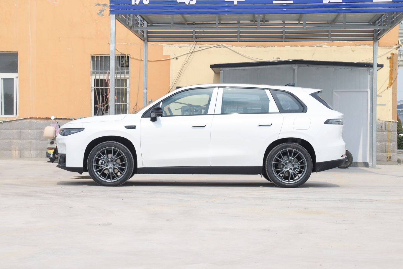 【零跑C10纯电版 605km 605激光雷达版正侧车头向左水平图片-汽车图片大全】-易车