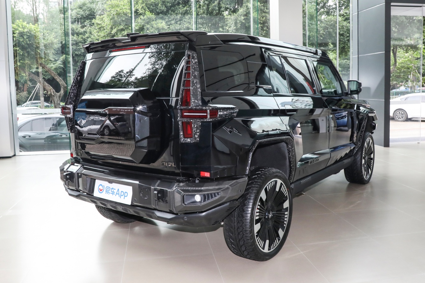 【猛士917增程版 200km 蛟龙战甲加长版侧后45度车头向右水平图片-汽车图片大全】-易车