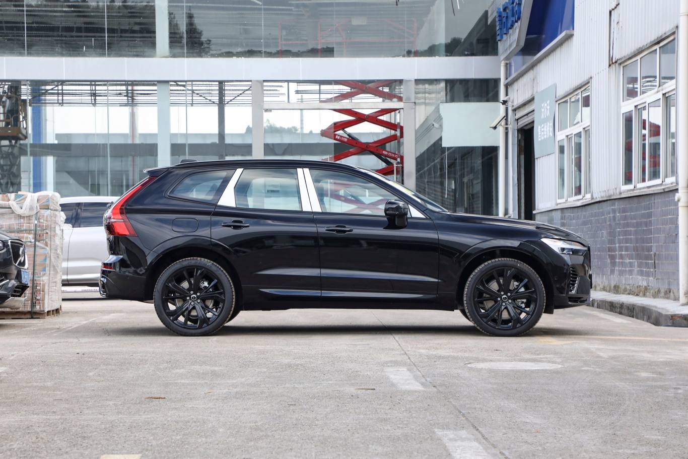 【沃尔沃XC60 插电混动2.0T 64km 长续航智远极夜黑版正侧车头向右水平图片-汽车图片大全】-易车
