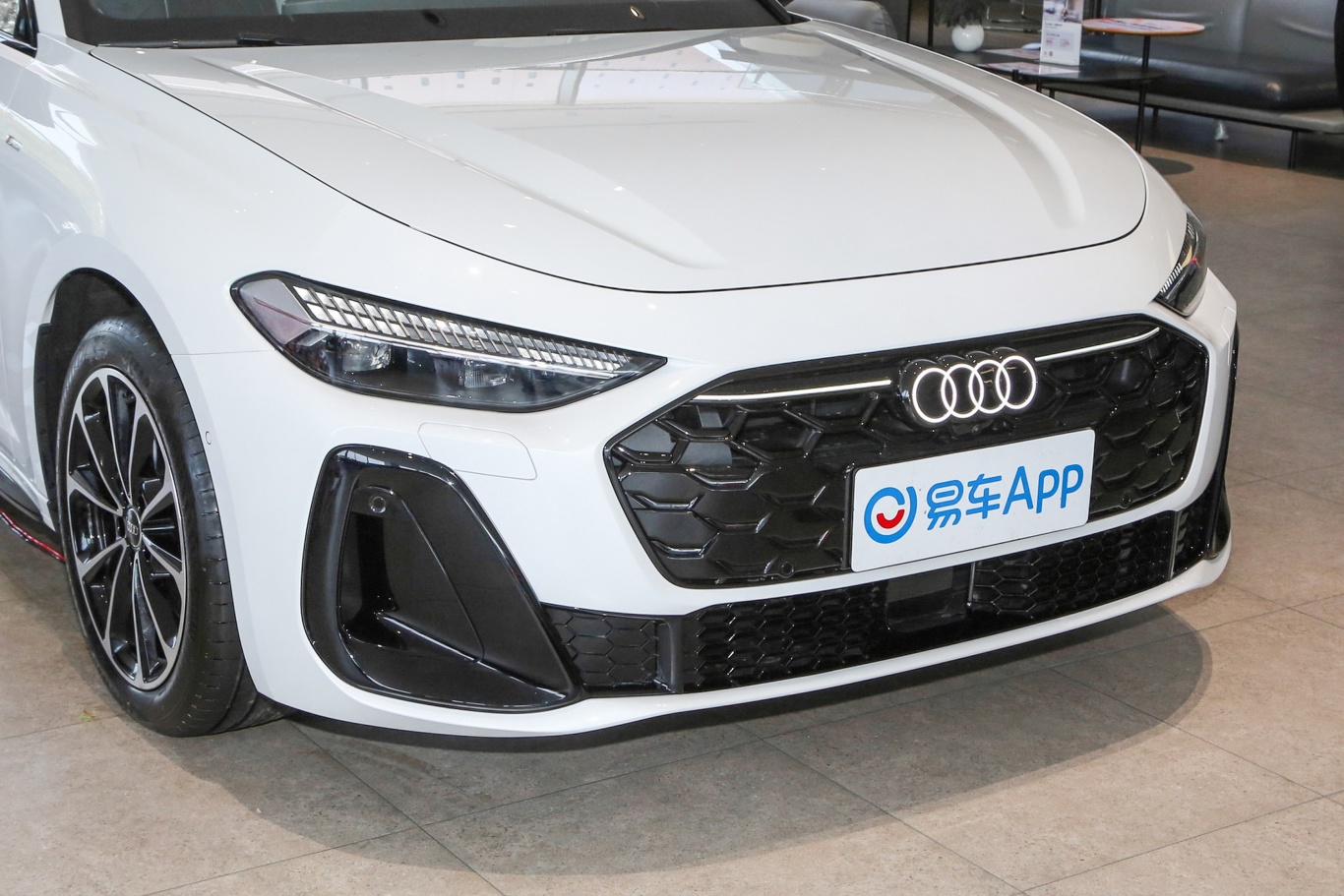 【奥迪A5L2.0T 运动版 Plus前格栅侧俯拍图片-汽车图片大全】-易车