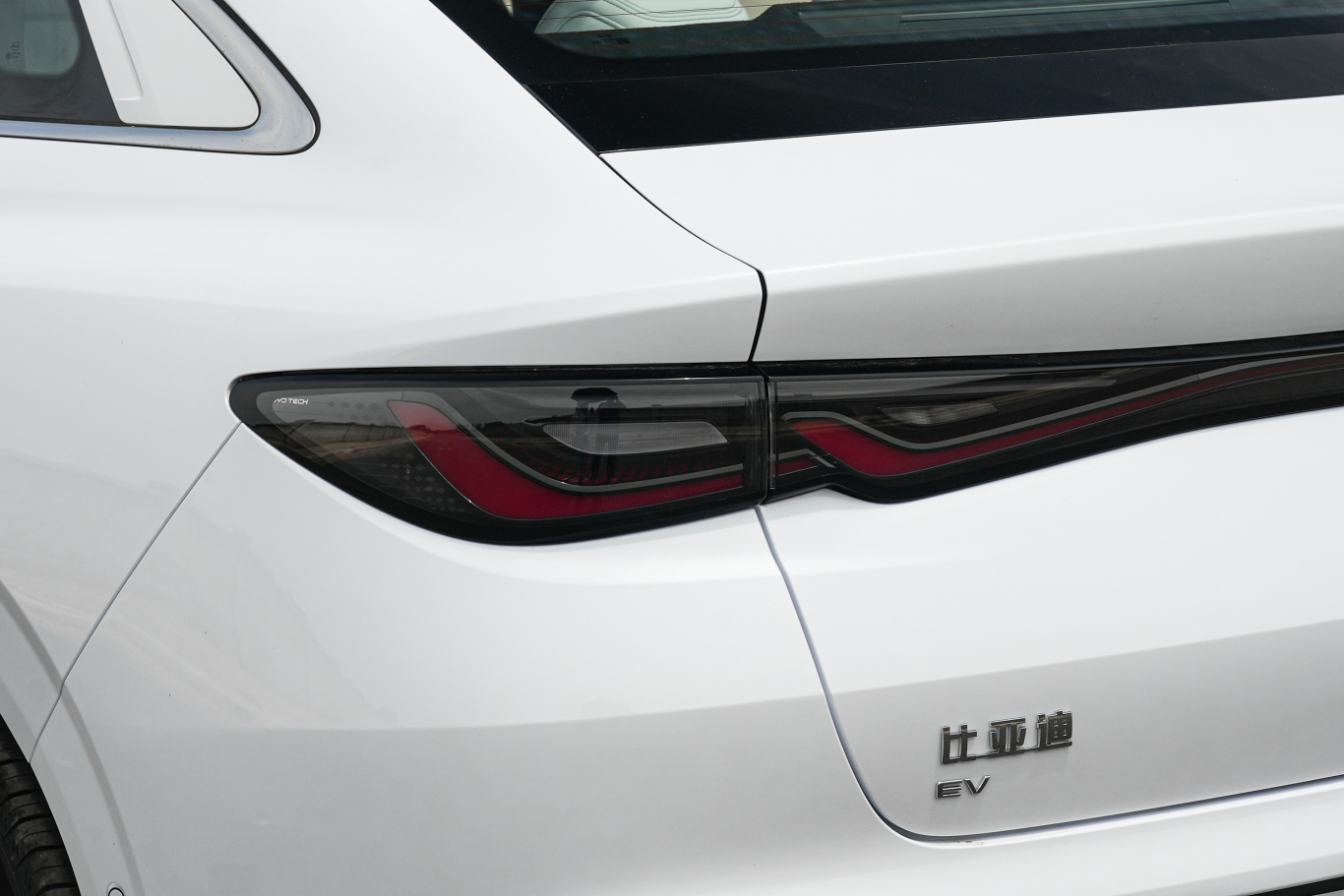 【海豹06EV 545km 尊享型尾灯侧45度俯拍图片-汽车图片大全】-易车