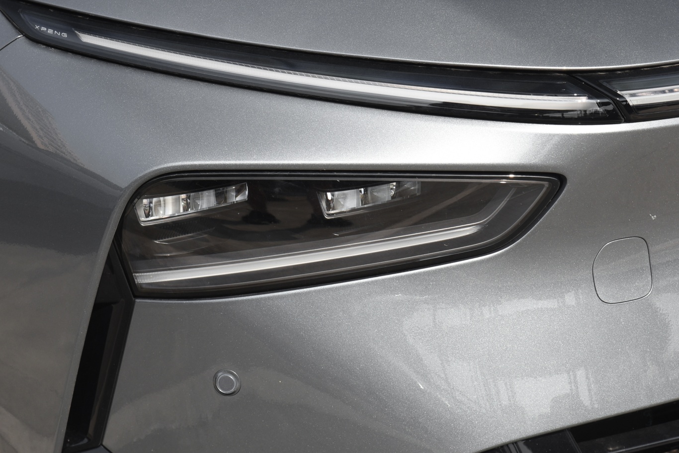 【小鹏P7+725 超长续航 Max大灯侧45度俯拍图片-汽车图片大全】-易车