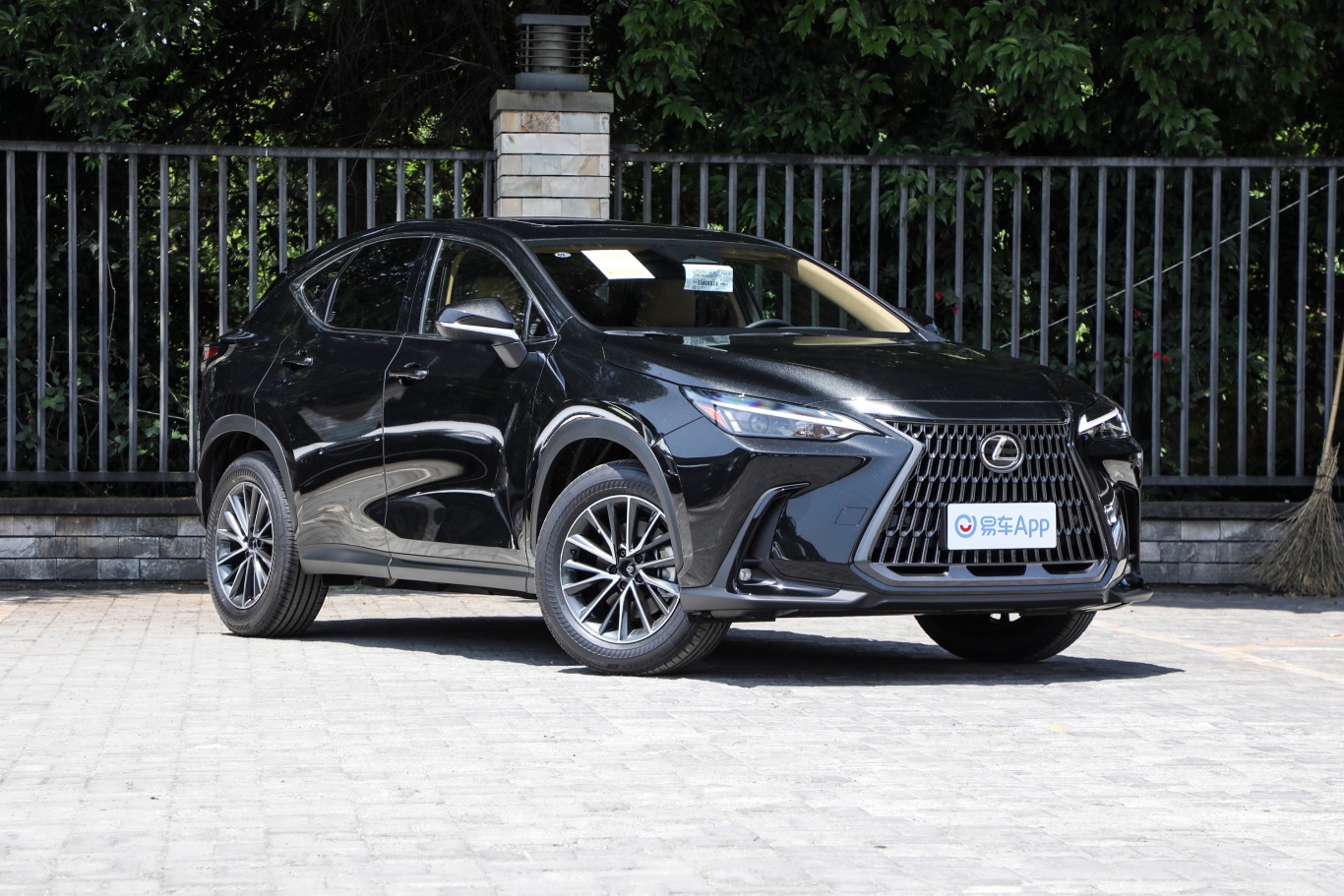 【雷克萨斯NX260 两驱特别版侧前45度车头向右水平图片-汽车图片大全】-易车