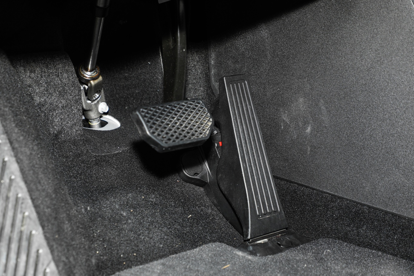 【零跑C16纯电版 630km 激光雷达智尊版 5座脚踏板图片-汽车图片大全】-易车