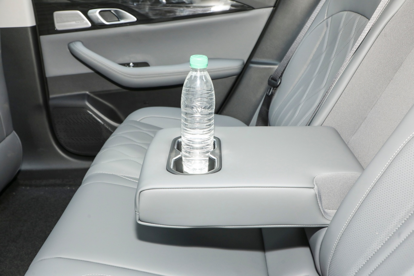 【银河A71.5L 150km 高配版后排(第二排)杯架图片-汽车图片大全】-易车