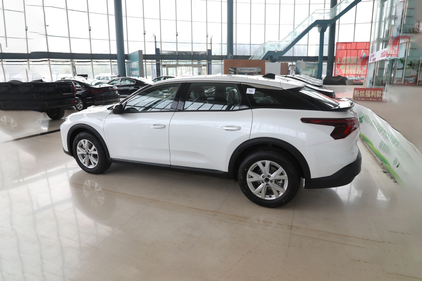 【凡尔赛C5 X1.6T 海外版正侧车头向左水平图片-汽车图片大全】-易车