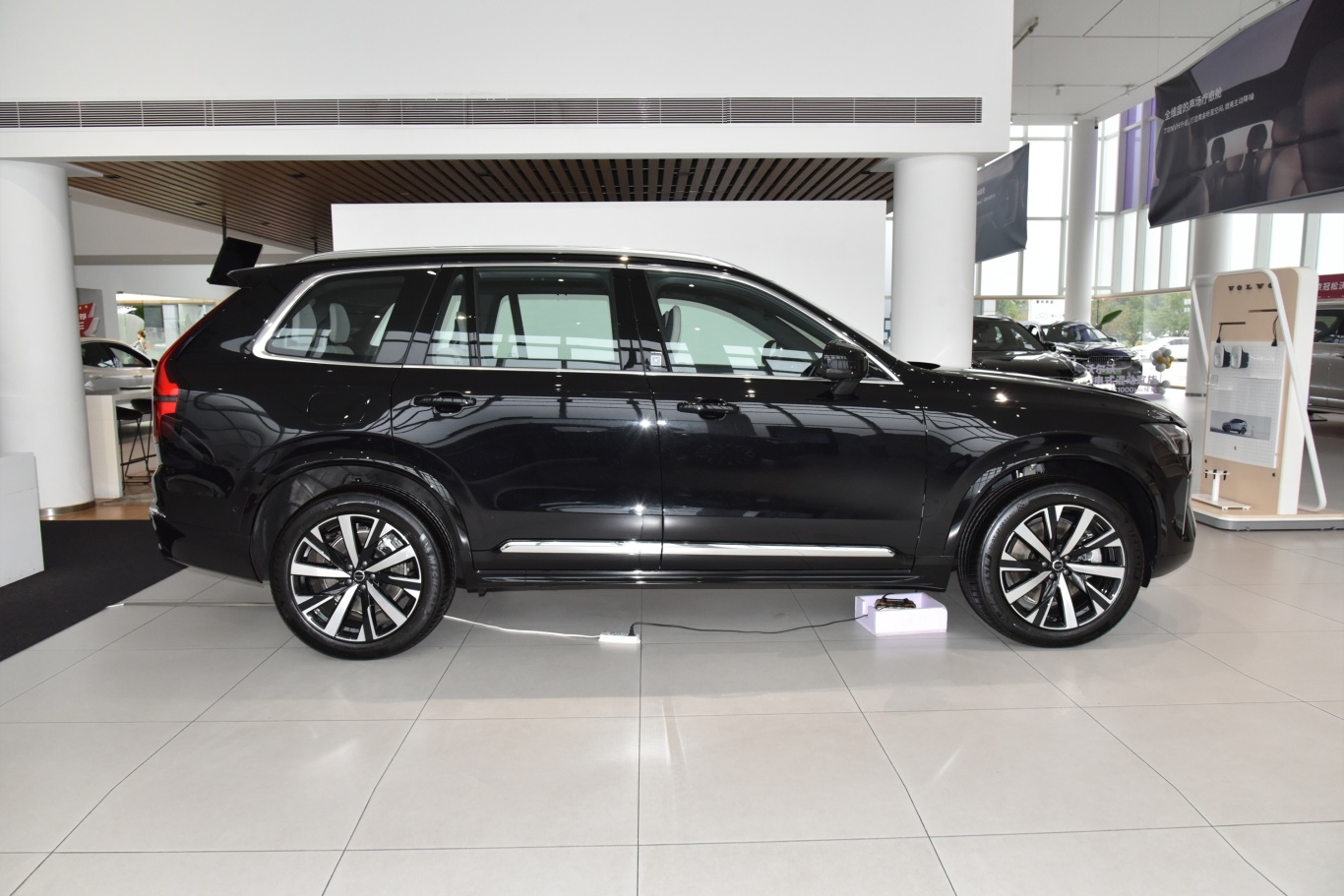 【沃尔沃XC90 插电混动改款 2.0T 62km 智远豪华版 7座正侧车头向右水平图片-汽车图片大全】-易车