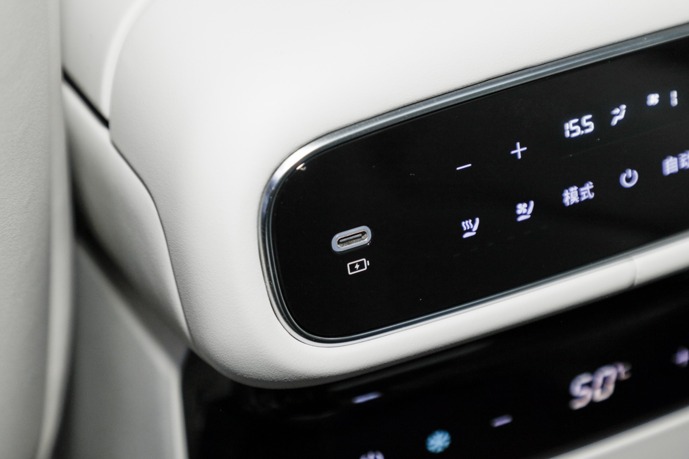 【银河M91.5T 245km 四驱高配版后排(第二排)充电口图片-汽车图片大全】-易车