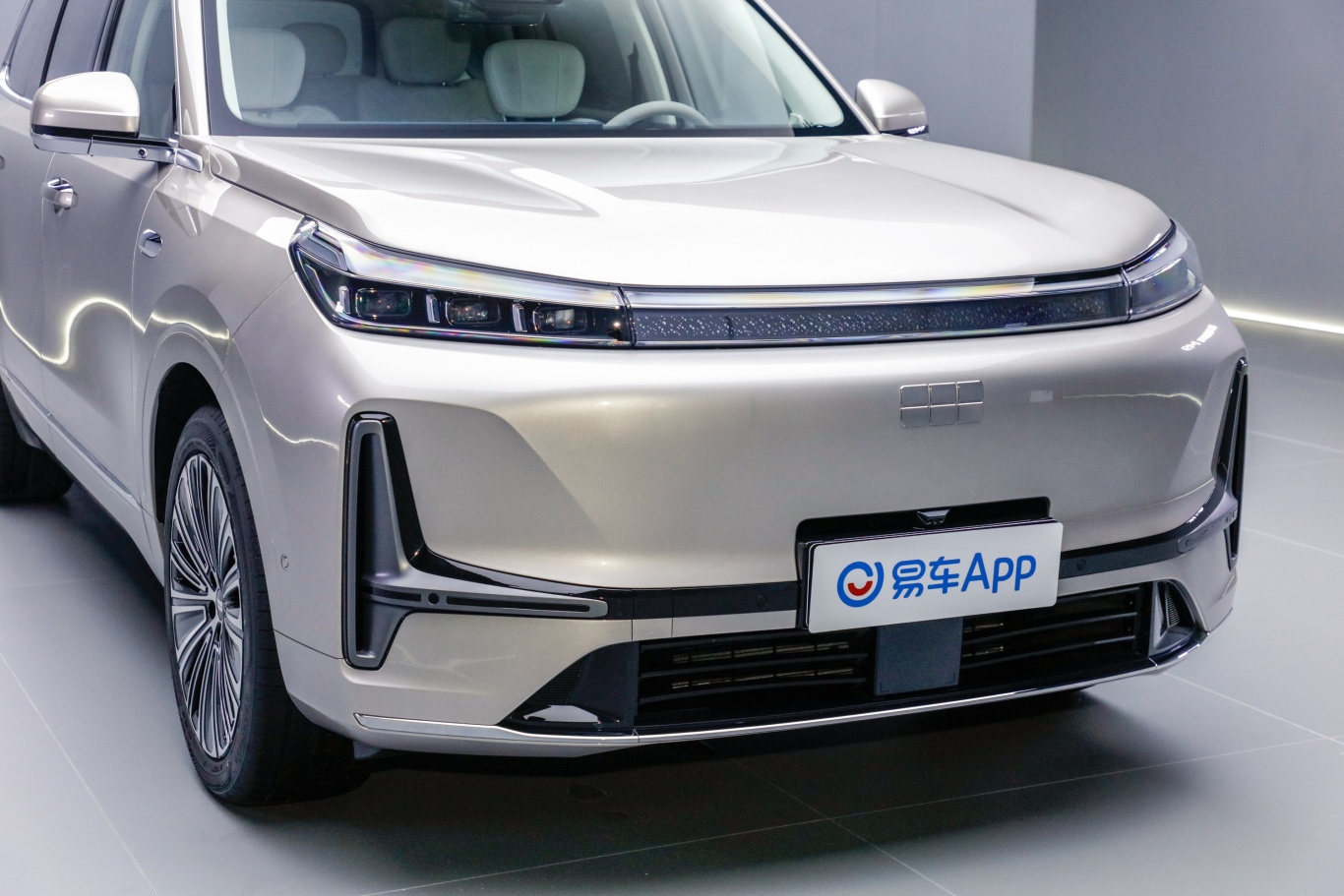 【银河M91.5T 210km 四驱领航版前格栅侧俯拍图片-汽车图片大全】-易车