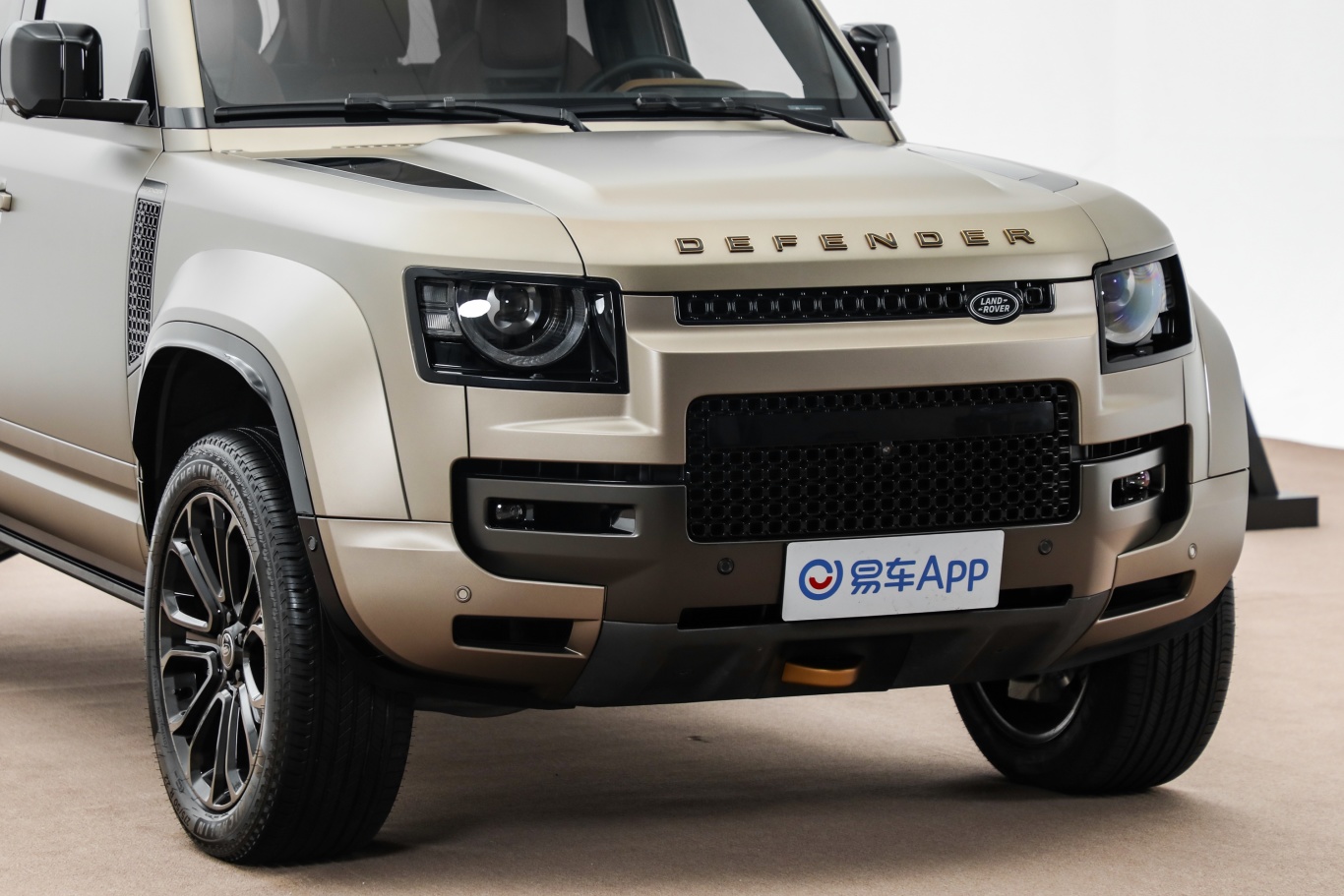 【卫士110 4.4T V8 OCTA前格栅侧俯拍图片-汽车图片大全】-易车