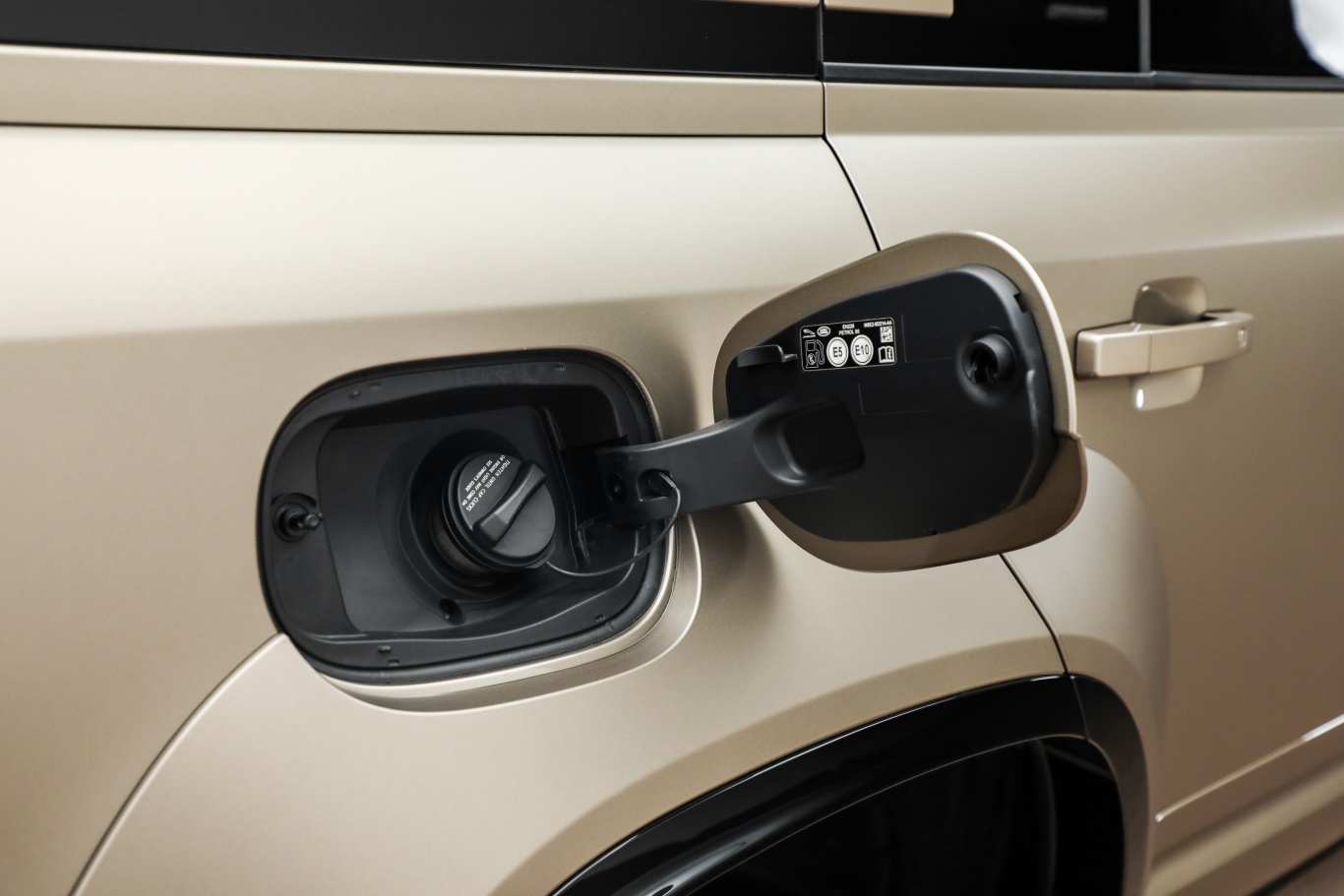 【卫士110 4.4T OCTA加油口图片-汽车图片大全】-易车