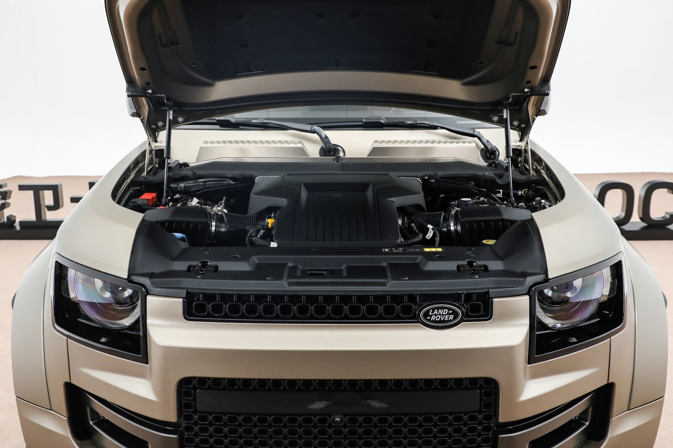 【卫士110 4.4T OCTA前舱整体图片-汽车图片大全】-易车