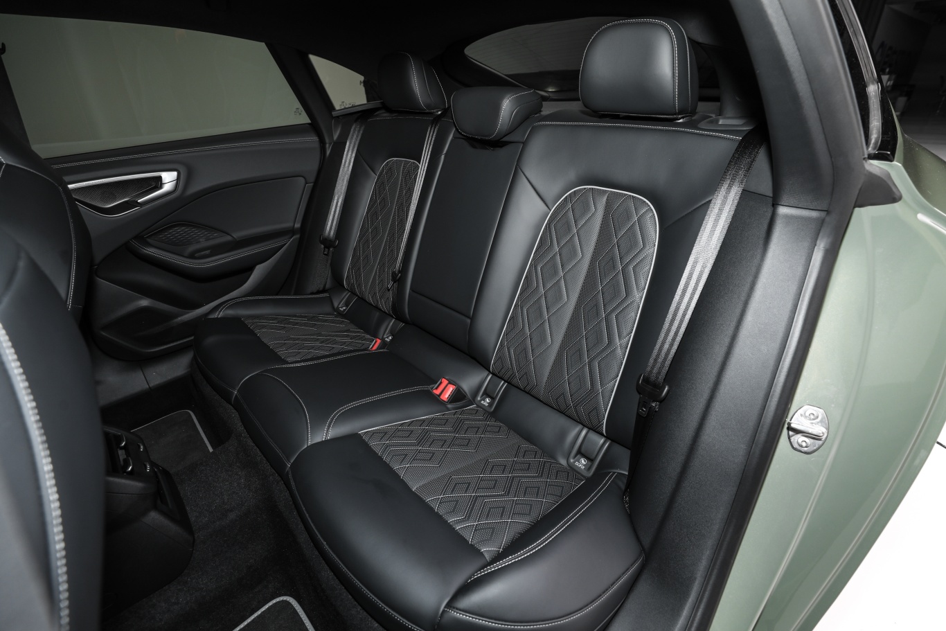 【奥迪A5L Sportback2.0T 旗舰智曜型后排座椅图片-汽车图片大全】-易车