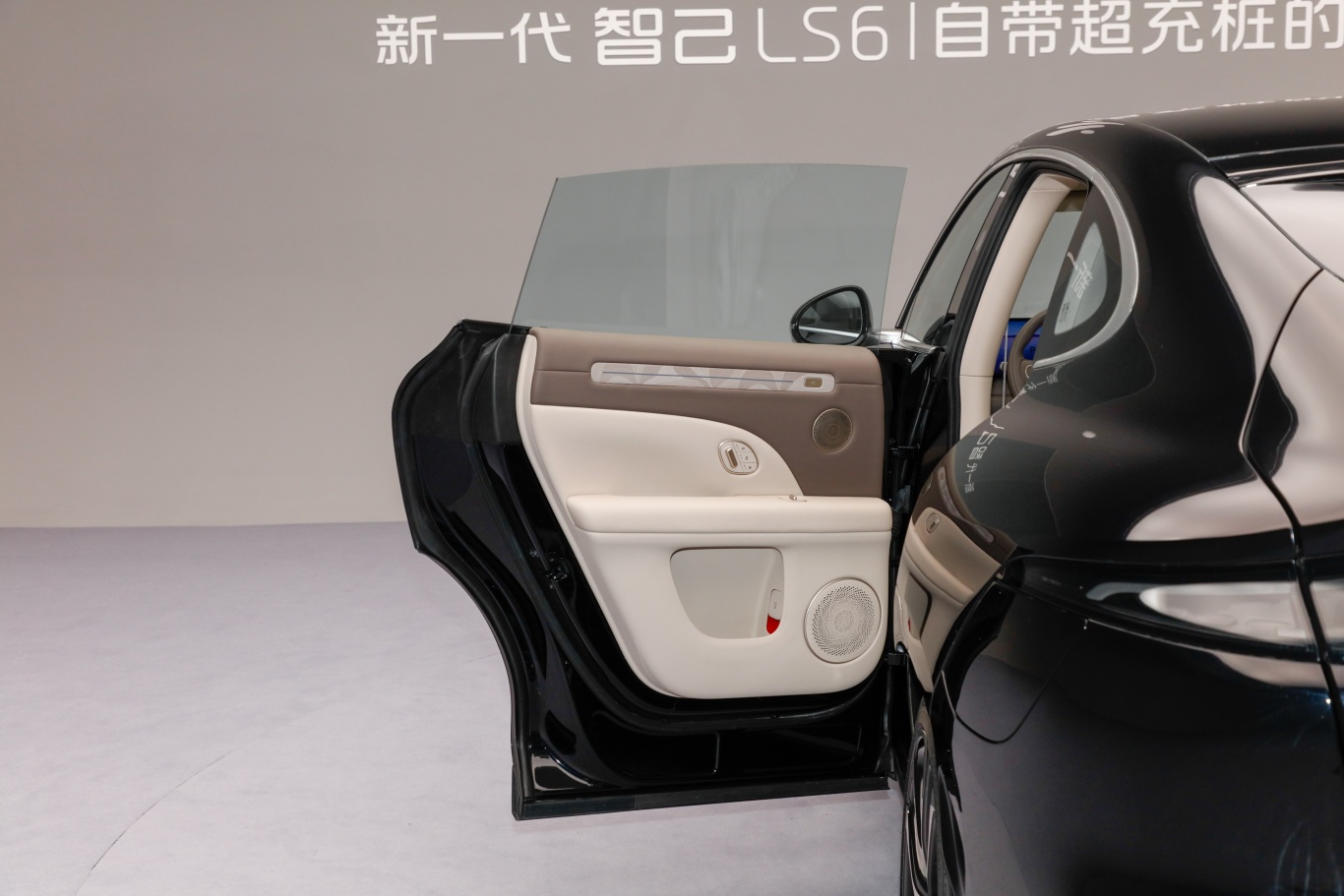 【智己LS6增程版 1.5T 450km 后驱66 Max+驾驶员侧后车门图片-汽车图片大全】-易车