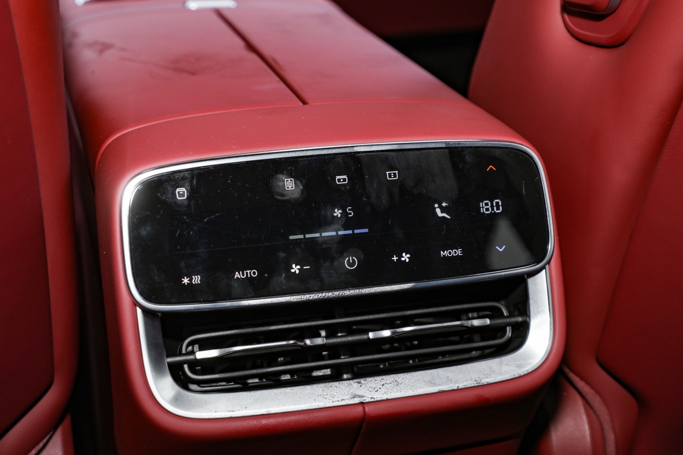 【问界M8纯电版 705km 后驱Max+ 5座后排(第二排)空调控制区图片-汽车图片大全】-易车