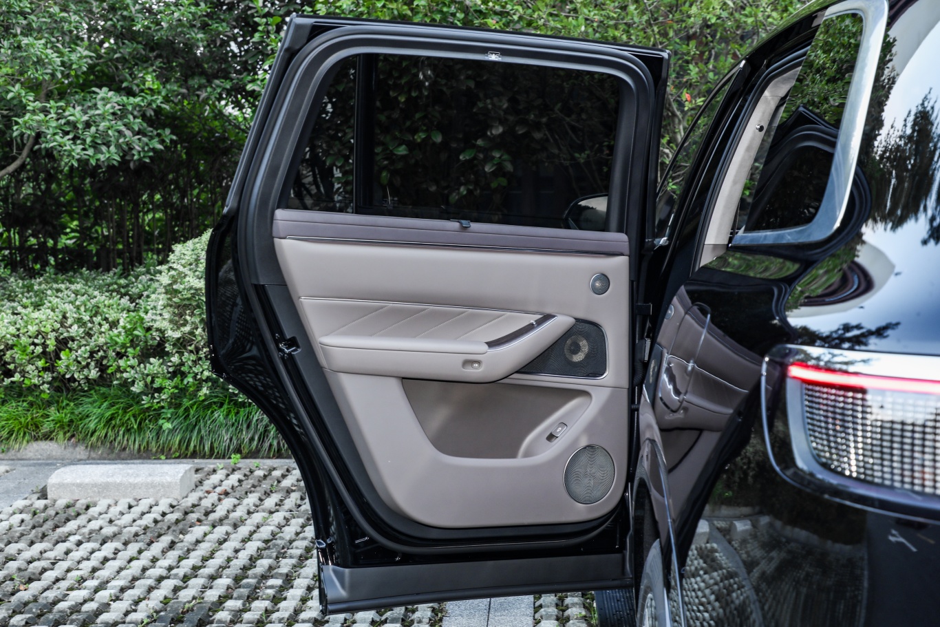 【问界M8纯电版 705km 后驱Max+ 6座驾驶员侧后车门图片-汽车图片大全】-易车