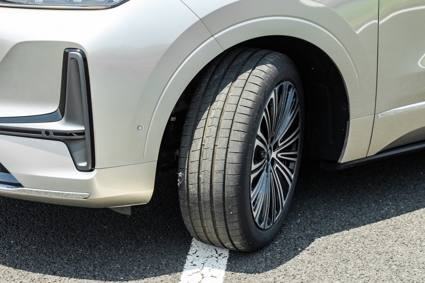 【银河M91.5T 210km 四驱领航版轮胎花纹图片-汽车图片大全】-易车