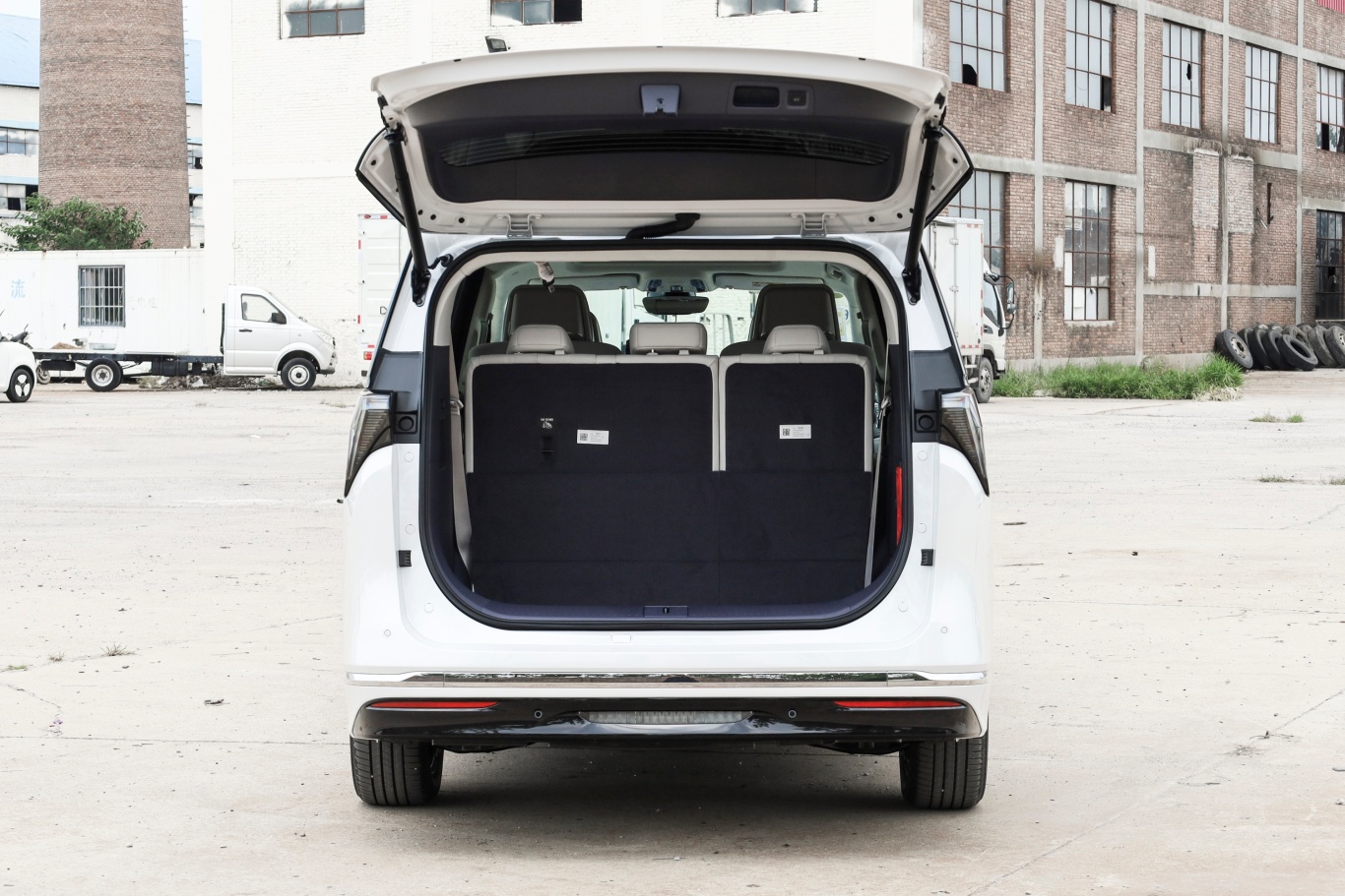 【别克GL8 插电混动陆尊 1.5T 202km 尊享版 7座后备厢图片-汽车图片大全】-易车