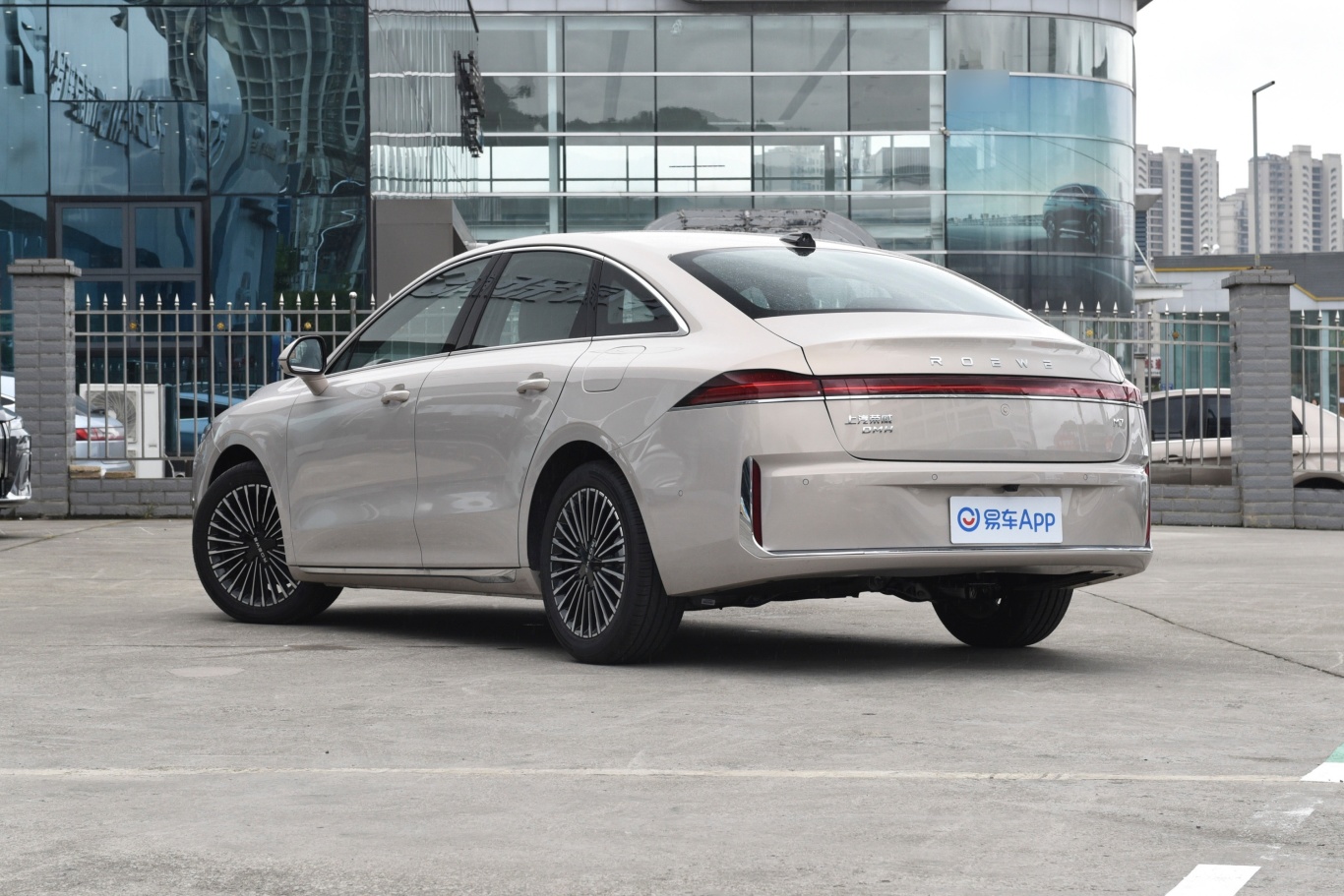 【荣威M7 DMH1.5L 160km 臻享版侧后45度车头向左水平图片-汽车图片大全】-易车