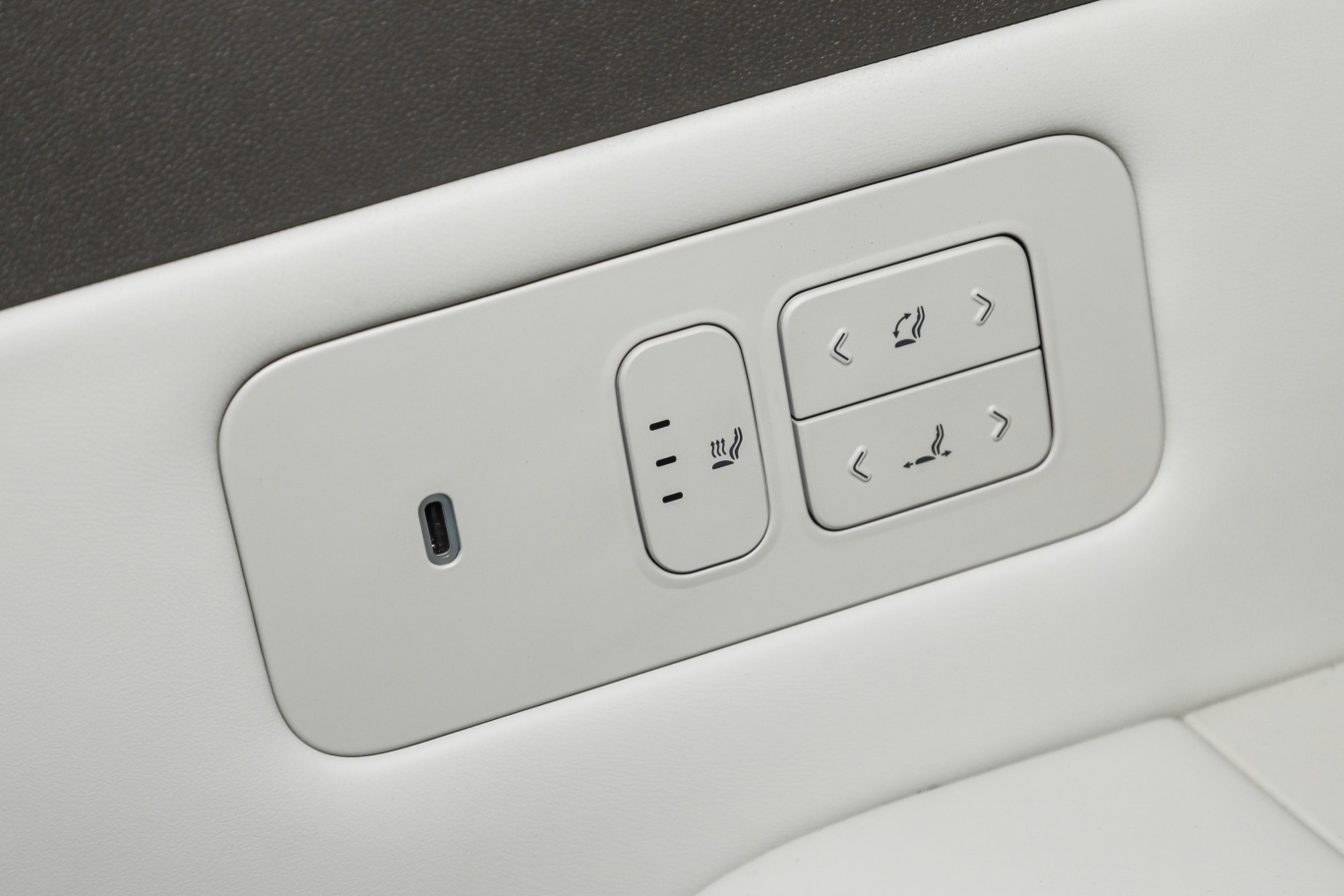 【腾势N8L2.0T 230km 旗舰型后排功能图片-汽车图片大全】-易车