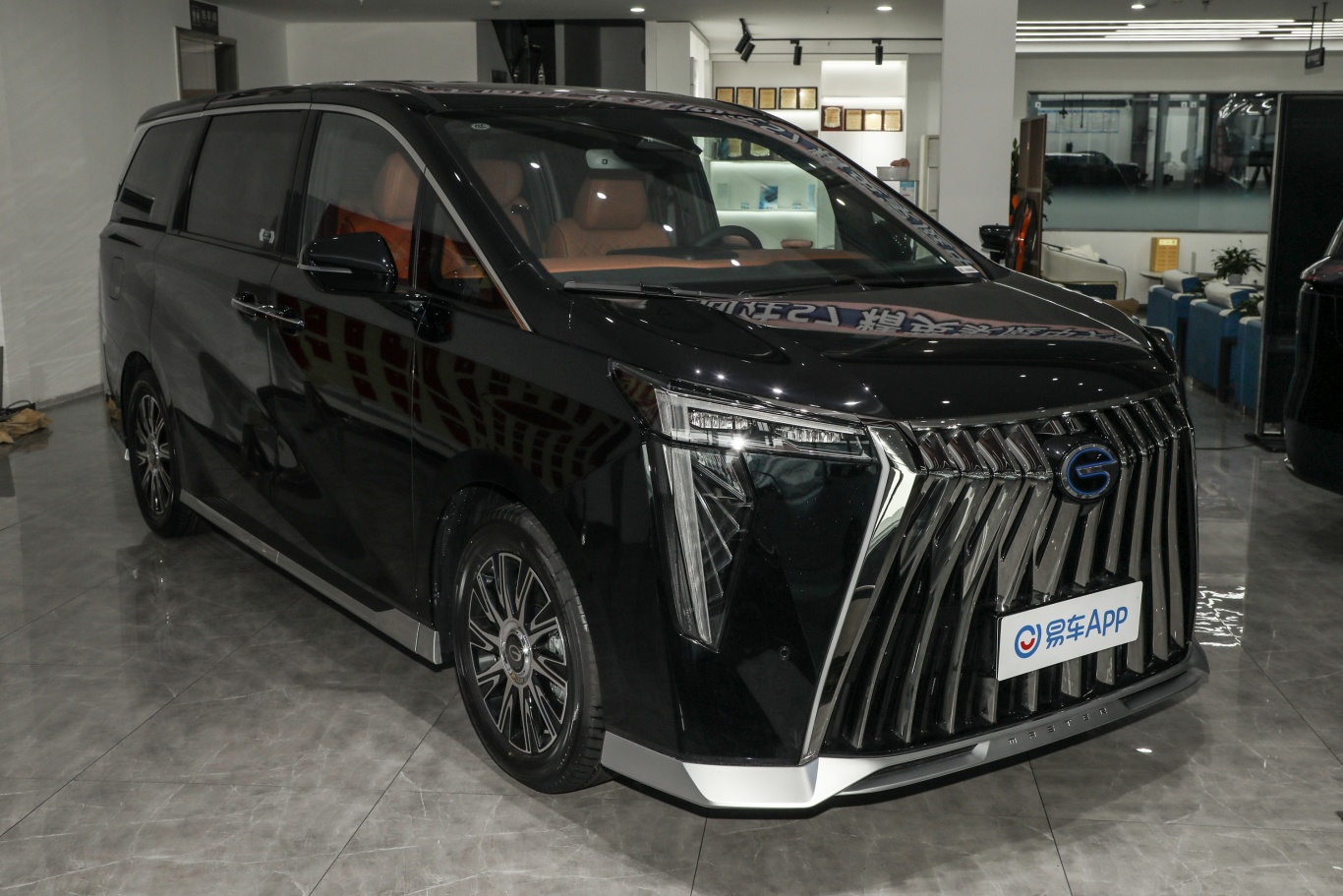 【传祺向往M8宗师 2.0T 136km 尊享版侧前45度车头向右水平图片-汽车图片大全】-易车