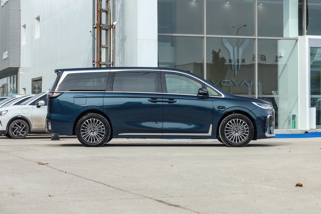 【岚图梦想家插电混动 1.5T 235km 四驱乾崑Pro正侧车头向右水平图片-汽车图片大全】-易车