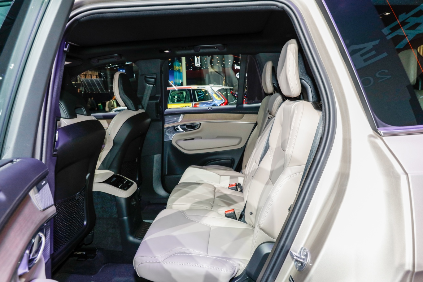 【沃尔沃XC90 插电混动2.0T 84km 智尊豪华版 7座后排图片-汽车图片大全】-易车