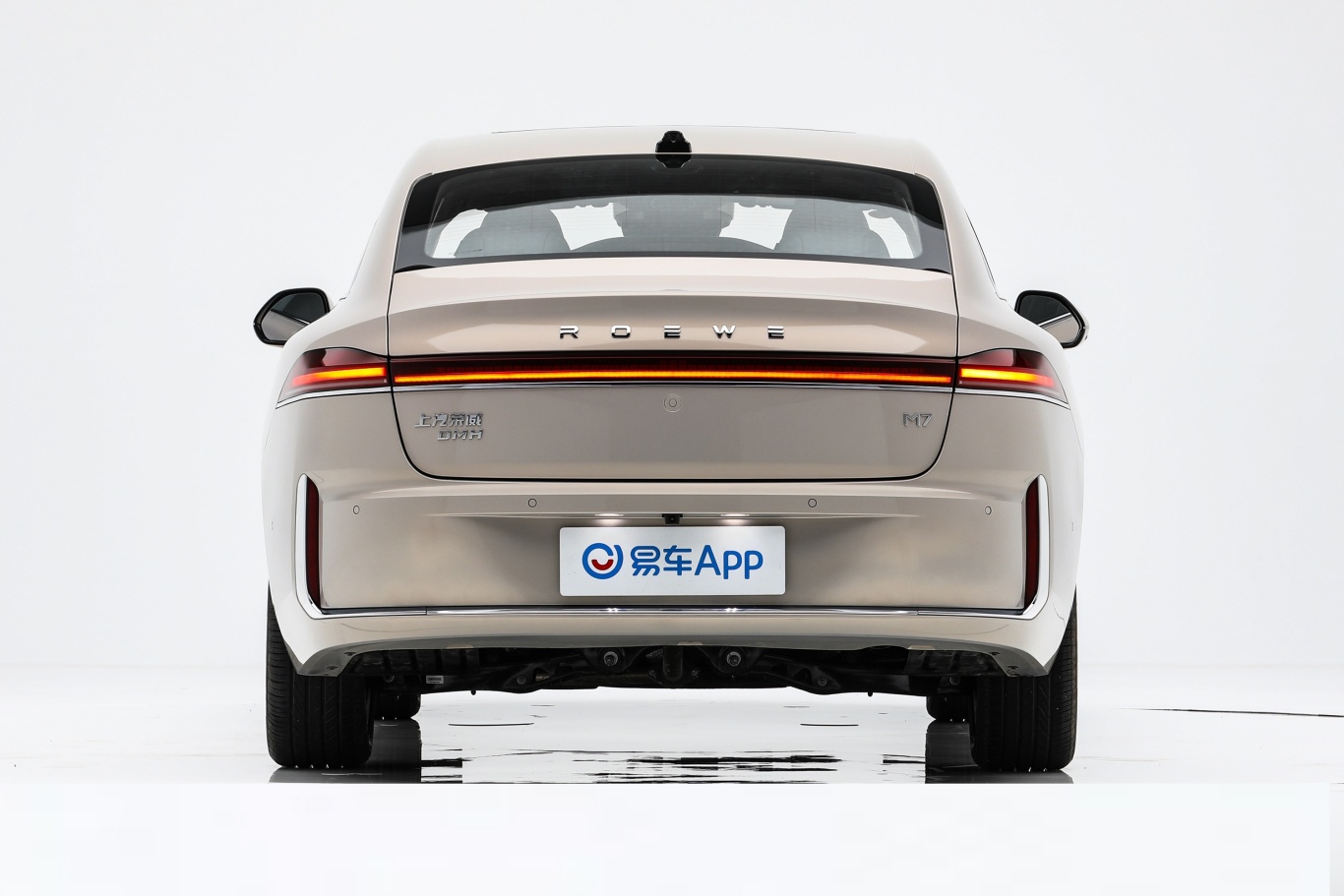 【荣威M7 DMH1.5L 160km 臻享版正后水平图片-汽车图片大全】-易车