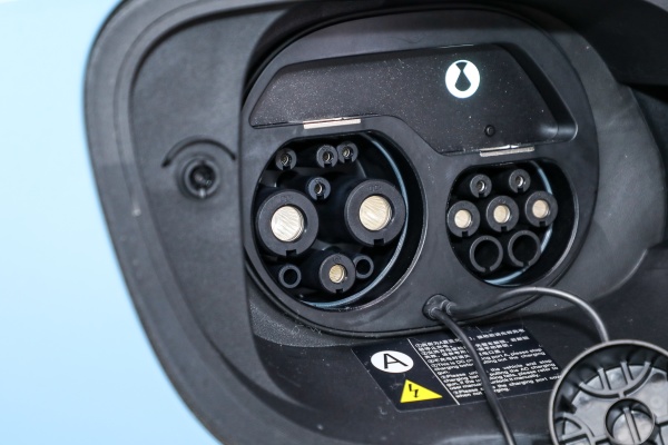 全新腾势N7根据高低配分别搭载DiPilot 100和DiPil_易车